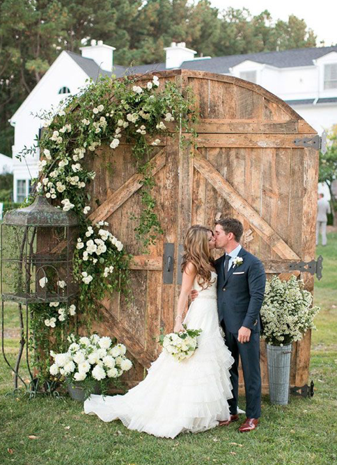 10 Breathtaking Backdrops For Your Wedding - Rustic Wedding Chic